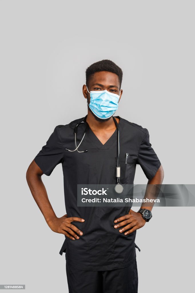 Dokter Pria Yang Percaya Diri Dokter Afrika Ceria Dalam Masker Medis ... Dokter Pria Yang Percaya Diri Dokter Afrika Ceria Dalam Masker Medis ...