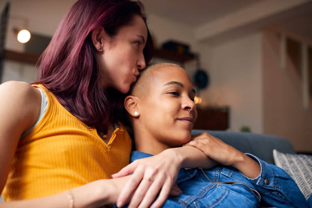 8 900 Fotos Bilder Und Lizenzfreie Bilder Zu Lesbian Kissing Istock