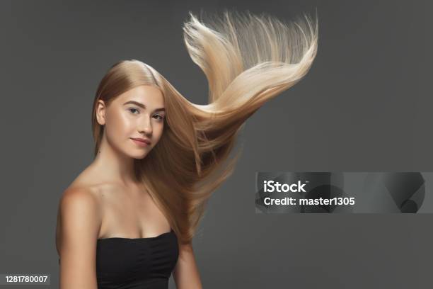 Model Cantik Dengan Rambut Pirang Panjang Halus Dan Terbang Terisolasi