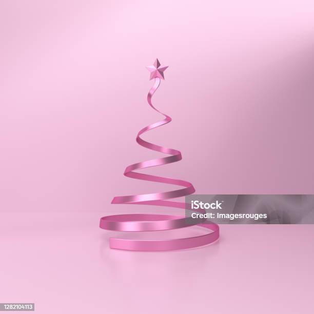 Bintang Besar Di Bagian Atas Pohon Natal Di Latar Belakang Studio ... Bintang Besar Di Bagian Atas Pohon Natal Di Latar Belakang Studio ...