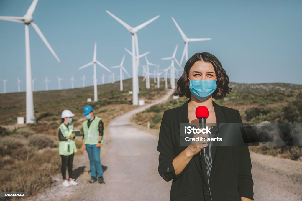 Mujer Reportera De Noticias De Televisión Con Máscara Facial Haciendo ... Mujer Reportera De Noticias De Televisión Con Máscara Facial Haciendo ...