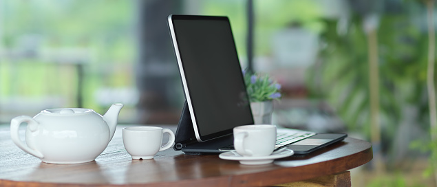 Ruang Kerja Dengan Mock Up Tablet Layar Kosong Dengan Keyboard Dengan