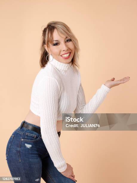 Mujer Joven Indicando Y Señalando Foto De Stock Y Más Banco De Imágenes