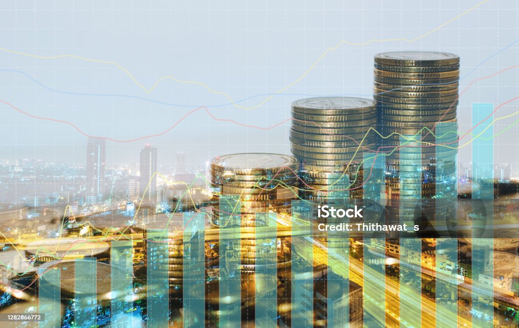 Eksposur Ganda Kota Dengan Deretan Tumpukan Koin Dengan Grafik Pertumbuhan Dan Laporan Kemajuan