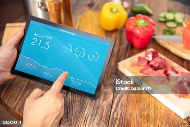 Tablet Dengan Aplikasi Untuk Bmi Menghitung Di Atas Meja Dapur Dengan ... Tablet Dengan Aplikasi Untuk Bmi Menghitung Di Atas Meja Dapur Dengan ...