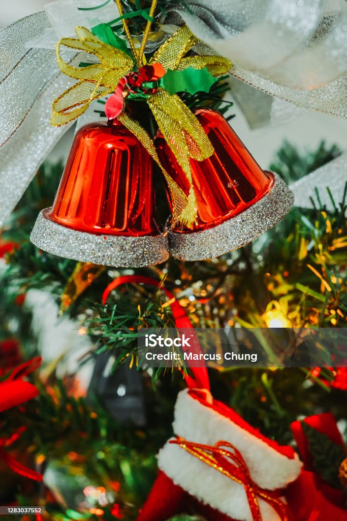 Lonceng Natal Tergantung Di Pohon Natal Foto Stok Unduh Gambar Sekarang Lonceng Pohon Natal