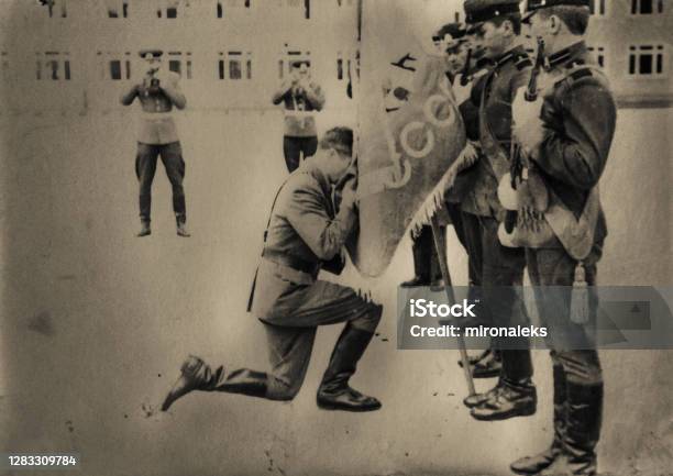 Tentara Soviet Berlutut Dan Mencium Bendera Foto Stok - Unduh Gambar ... Tentara Soviet Berlutut Dan Mencium Bendera Foto Stok - Unduh Gambar ...