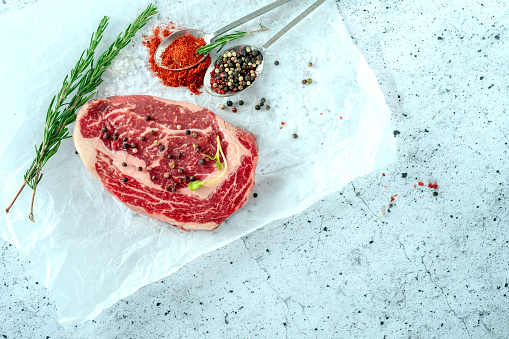 Daging Sapi Marmer Mentah Steak Ribeye Dengan Rempahrempah Di Atas