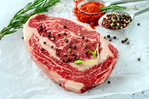 Daging Sapi Marmer Mentah Steak Ribeye Dengan Rempahrempah Di Atas