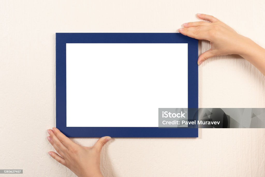 Ijazah Mockup Wanita Menggantung Mockup Bingkai Foto Biru Di Dinding
