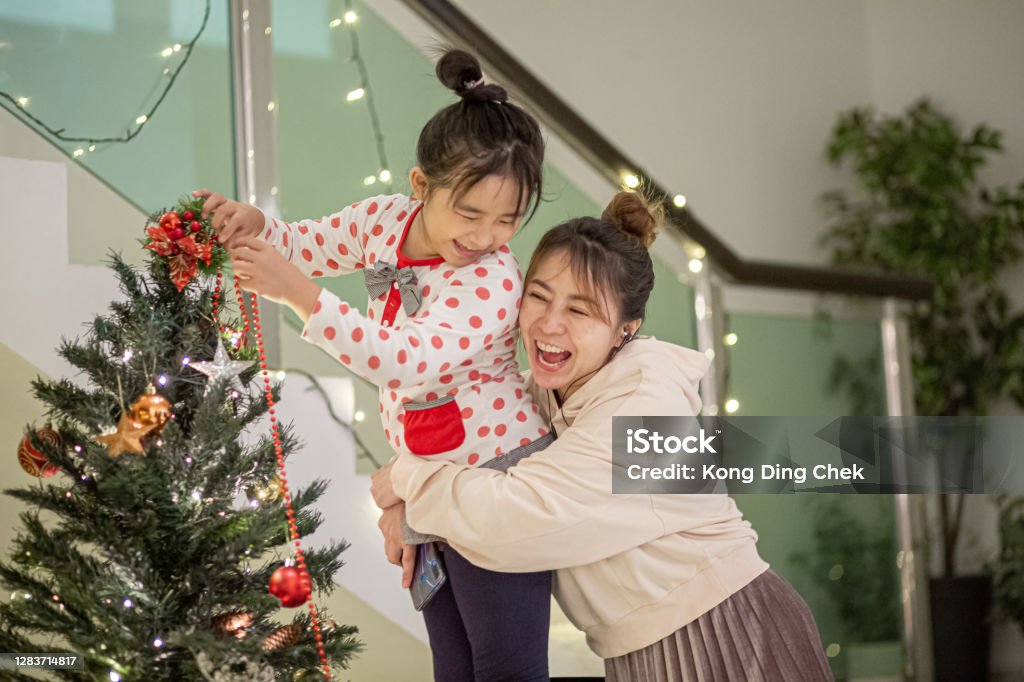Ibu Dan Putri Cina Asia Mendekorasi Pohon Natal Foto Stok - Unduh ... Ibu Dan Putri Cina Asia Mendekorasi Pohon Natal Foto Stok - Unduh ...