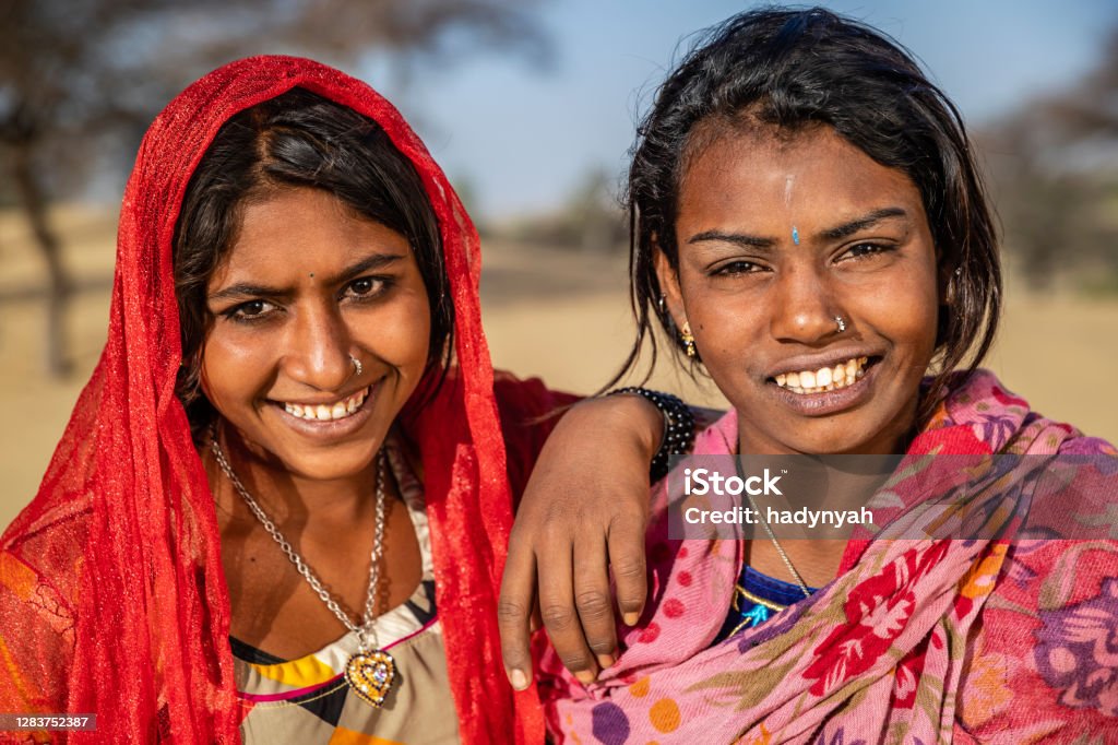 Dos Felices Chicas Indias Gitanas Pueblo Del Desierto India Foto De