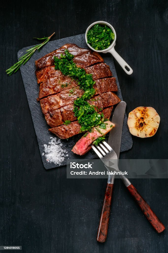 Siap Makan Steak Mata Sapi Angus Hitam Yang Diiris Dengan Bumbu Bawang