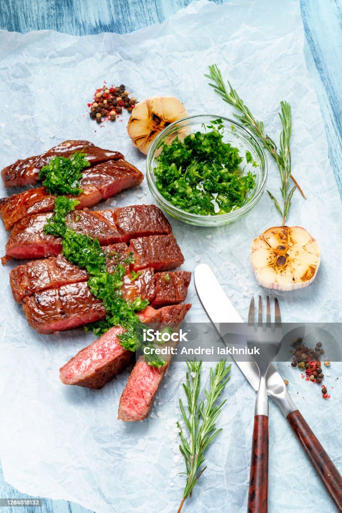 Irisan Steak Daging Sapi Mata Iga Panggang Dengan Saus Chimichurri Di