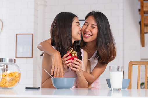 Pasangan Lesbian Asia Mengejutkan Dengan Memberikan Hadiah Untuk Ulang