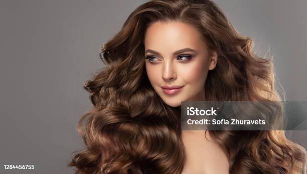 Muda Model Cantik Berambut Coklat Dengan Rambut Panjang Keriting