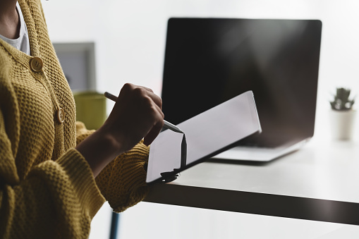 Photo Libre De Droit De Photo Recadrée De Jeune Femme Utilisant