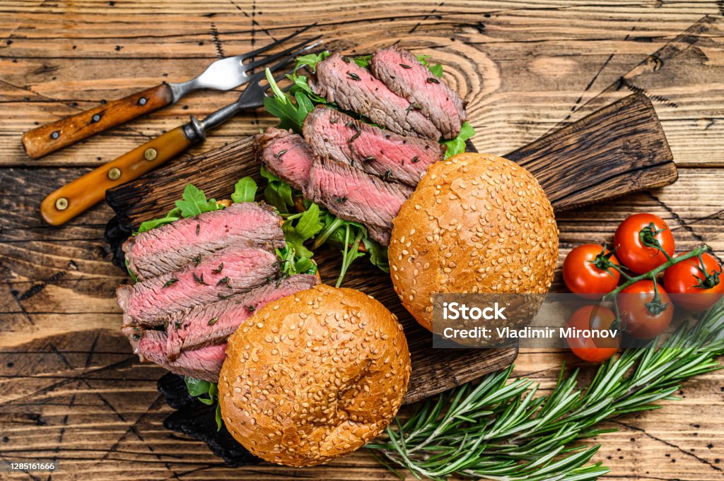 Sandwich Burger Dengan Potongan Steak Daging Sapi Arugula Dan Bayam