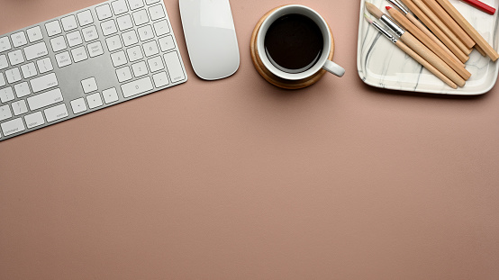 Ruang Kerja Dengan Keyboard Komputer Cangkir Kopi Persediaan Dan Ruang