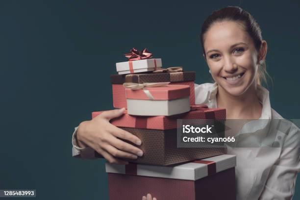 Wanita Muda Bahagia Memegang Banyak Kotak Hadiah Foto Stok - Unduh ... Wanita Muda Bahagia Memegang Banyak Kotak Hadiah Foto Stok - Unduh ...