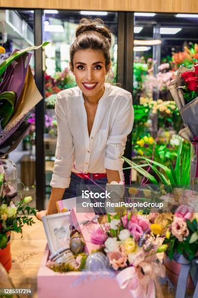 Retrato De Una Joven Florista Sonriente De Pie Frente Al Mostrador Y ... Retrato De Una Joven Florista Sonriente De Pie Frente Al Mostrador Y ...