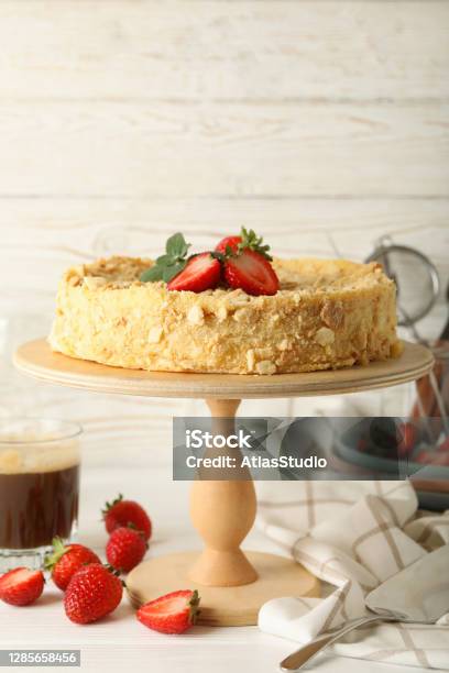 Konsep Makan Siang Lezat Dengan Berdiri Dengan Kue Napoleon Dengan ... Konsep Makan Siang Lezat Dengan Berdiri Dengan Kue Napoleon Dengan ...