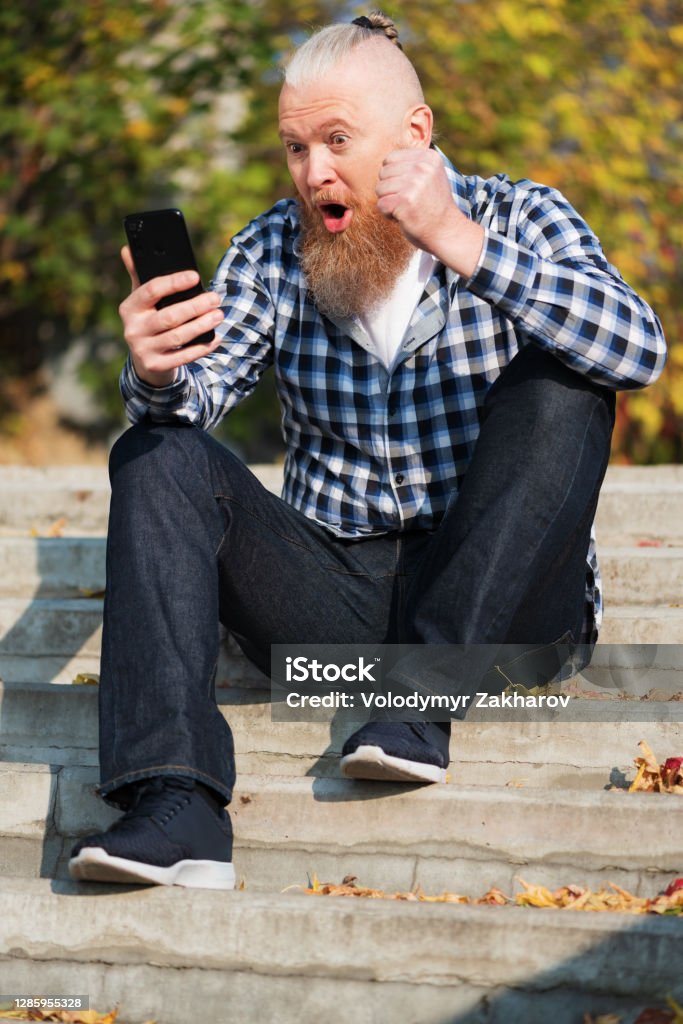 Heyecanlı Aşırı Sevinçli Sakallı Adam Akıllı Telefon Ekranına Bakarak