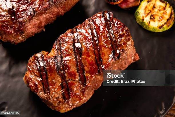 Steak Daging Sapi Iris Panggang Di Talenan Di Atas Papan Hitam Di Atas