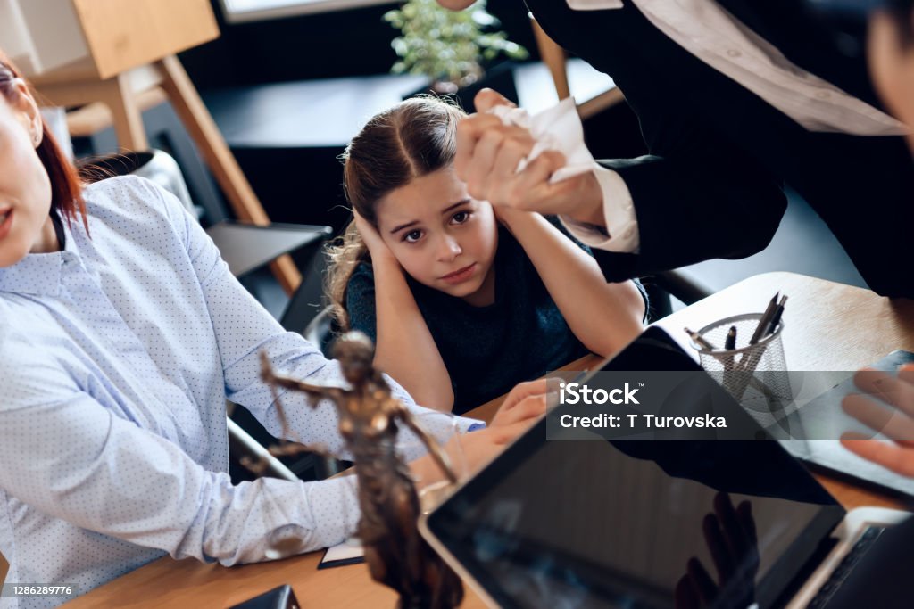 Gadis Imut Menutup Telinga Ketika Orang Tua Bertengkar Di Kantor ... Gadis Imut Menutup Telinga Ketika Orang Tua Bertengkar Di Kantor ...