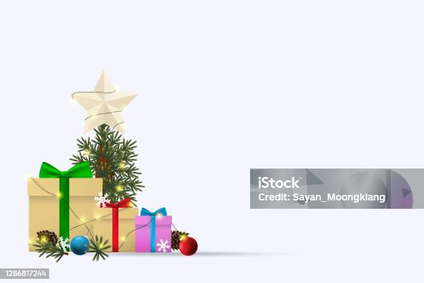 Pohon Natal Dengan Lampu Dihiasi Indah Dengan Kerucut Pinus Dan Hadiah