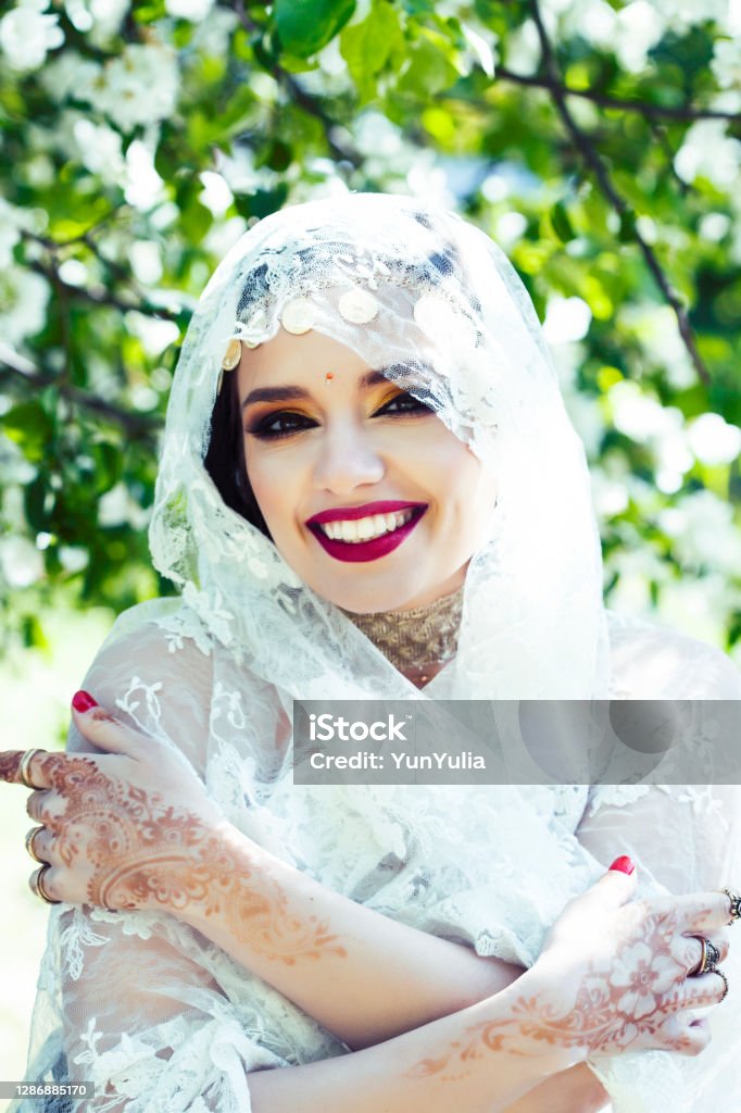 Gadis Muda India Cantik Dalam Perhiasan Dan Kerudung Berpose Ceria ... Gadis Muda India Cantik Dalam Perhiasan Dan Kerudung Berpose Ceria ...