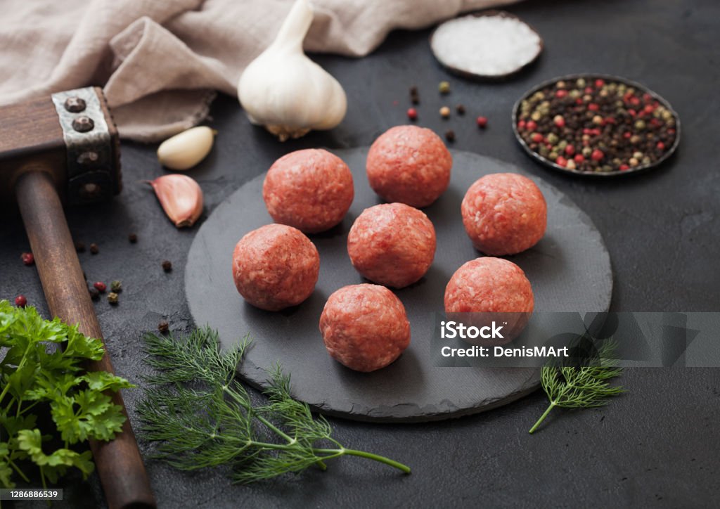 Bakso Daging Sapi Cincang Mentah Segar Di Papan Bundar Dengan Lada