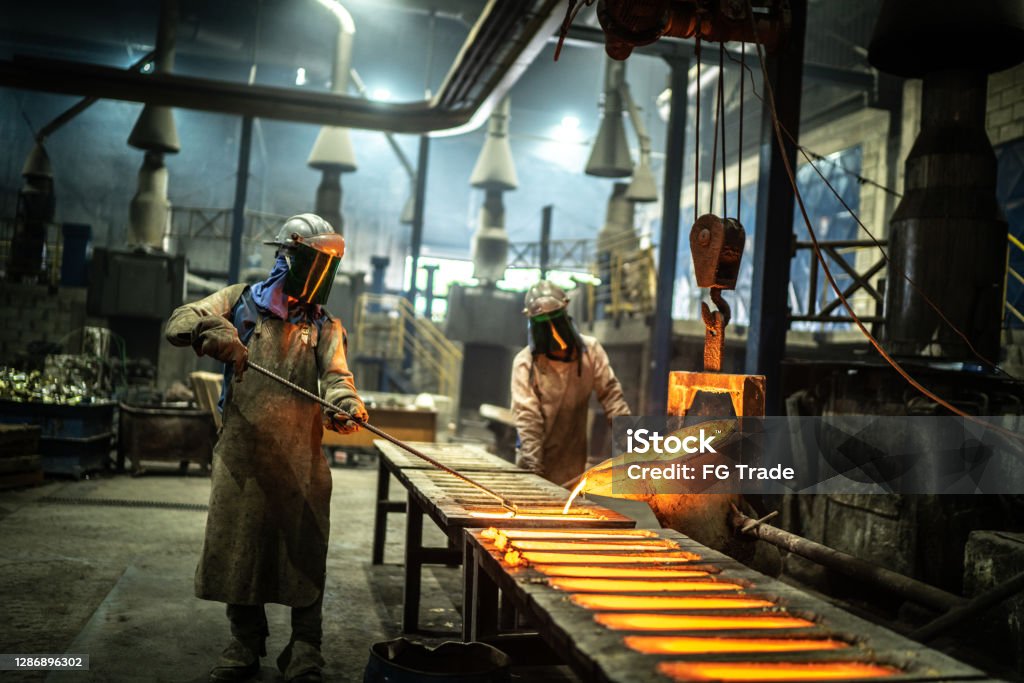 Pekerjaan Industri Logam Menuangkan Logam Cair Foto Stok - Unduh Gambar ... Pekerjaan Industri Logam Menuangkan Logam Cair Foto Stok - Unduh Gambar ...
