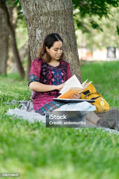 Wanita Cantik Muda Membaca Buku Di Luar Di Sebelah Pohon Foto Stok ... Wanita Cantik Muda Membaca Buku Di Luar Di Sebelah Pohon Foto Stok ...