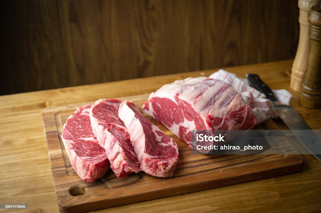 Irisan Potongan Mata Tulang Rusuk Untuk Steak Potong Tebal Foto Stok