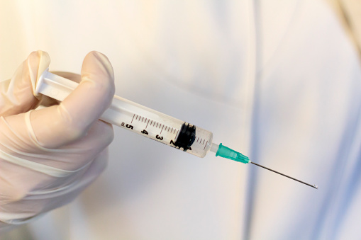 Medis Ilmuwan Apoteker Memegang Syringe Virus Corona Konsep Vaksin ... Medis Ilmuwan Apoteker Memegang Syringe Virus Corona Konsep Vaksin ...