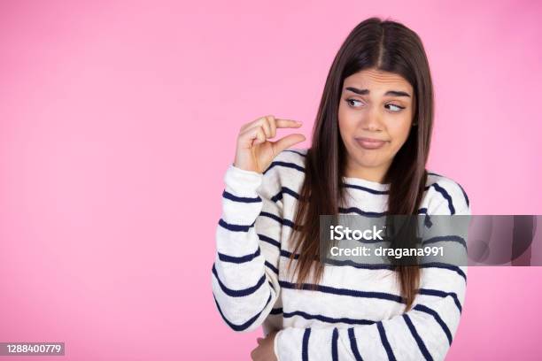 Wanita Muda Cantik Memegang Sesuatu Yang Sangat Kecil Konsep Ukuran