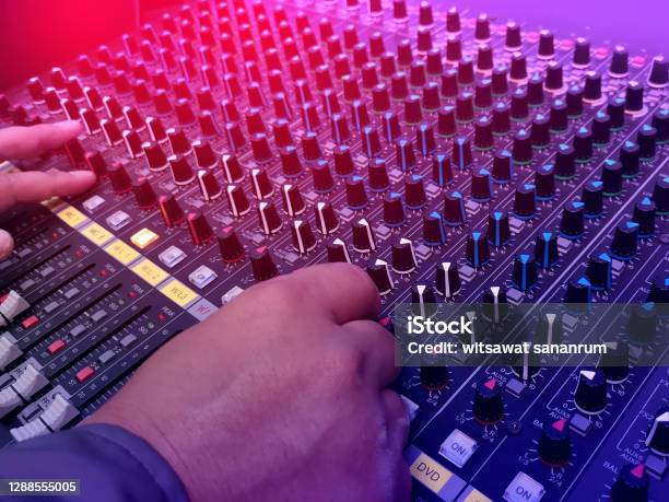 Fokus Selektif Dari Mixer Suara Dengan Tangan Adalah Menyesuaikan Suara ... Fokus Selektif Dari Mixer Suara Dengan Tangan Adalah Menyesuaikan Suara ...
