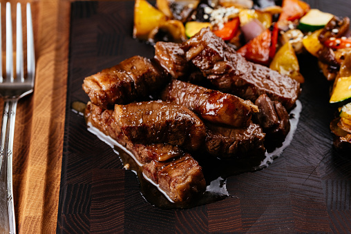 Steak Daging Sapi Marmer Dengan Sayuran Dan Saus Di Backgrou Hitam Foto