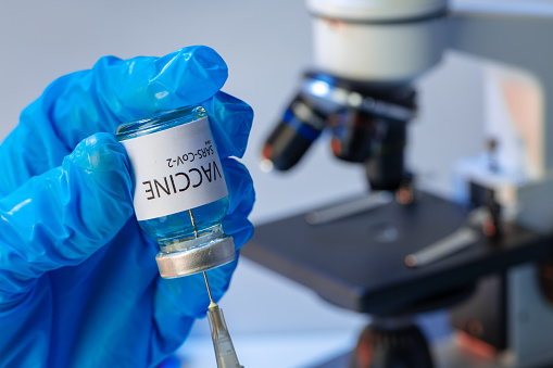 Dokter Tangan Dalam Sarung Tangan Biru Memegang Botol Vaksin Sarscov2 ... Dokter Tangan Dalam Sarung Tangan Biru Memegang Botol Vaksin Sarscov2 ...