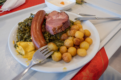 Bir Tabakta Rosto Domuz Eti Ve Lungwurst Ve Yuvarlak Kızartma Patates