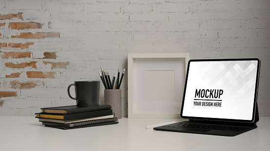 Meja Kantor Rumah Dengan Tablet Alat Tulis Bingkai Mock Up Dan Ruang
