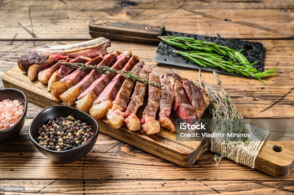 Koboi Panggang Atau Steak Daging Sapi Ribeye Dengan Bumbu Dan