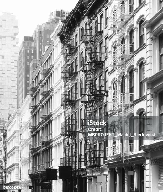 Foto Hitam Putih Bangunan Fasad Dengan Tangga Darurat New York City