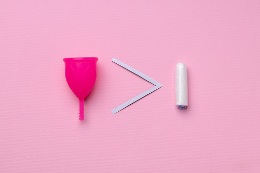 Pemandangan Atas Cangkir Menstruasi Dan Tampon Medis Foto Stok - Unduh ... Pemandangan Atas Cangkir Menstruasi Dan Tampon Medis Foto Stok - Unduh ...