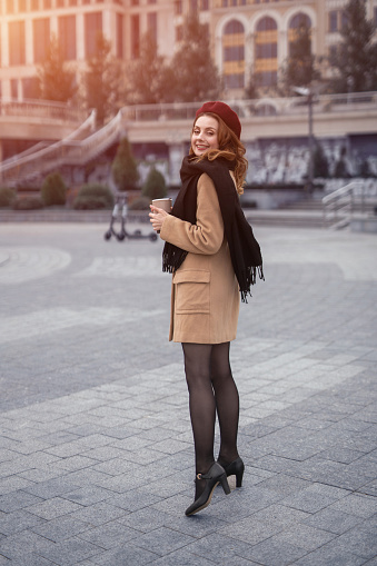 Photo Libre De Droit De Français Jeune Femme De Modèle Regardant À
