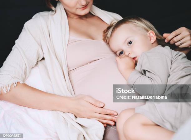 Gravid Mamma Med Småbarn Dotter Koppla Av Tillsammans I Sängen Hemma