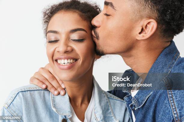 Potret Close Up Dari Pasangan Muda Afrika Yang Bahagia Berciuman Foto ... Potret Close Up Dari Pasangan Muda Afrika Yang Bahagia Berciuman Foto ...