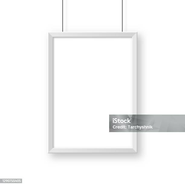 Realistis Tergantung Pada Bingkai Gambar Kosong Putih Dinding Mockup