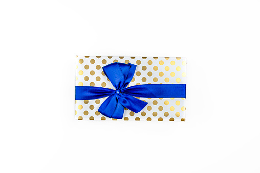 Hadiah Yang Dibungkus Kertas Putih Dengan Lingkaran Emas Yang Dibungkus ... Hadiah Yang Dibungkus Kertas Putih Dengan Lingkaran Emas Yang Dibungkus ...